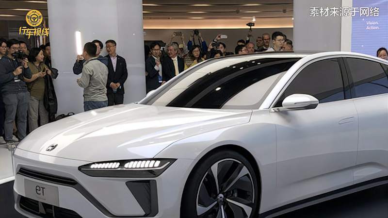 蔚来ET7实车亮相 定位纯电动旗舰轿车 明年初亮相