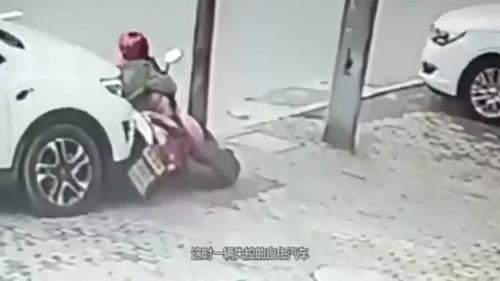 太惨了女子被撞树上抢救无效,监控记录了全部过程