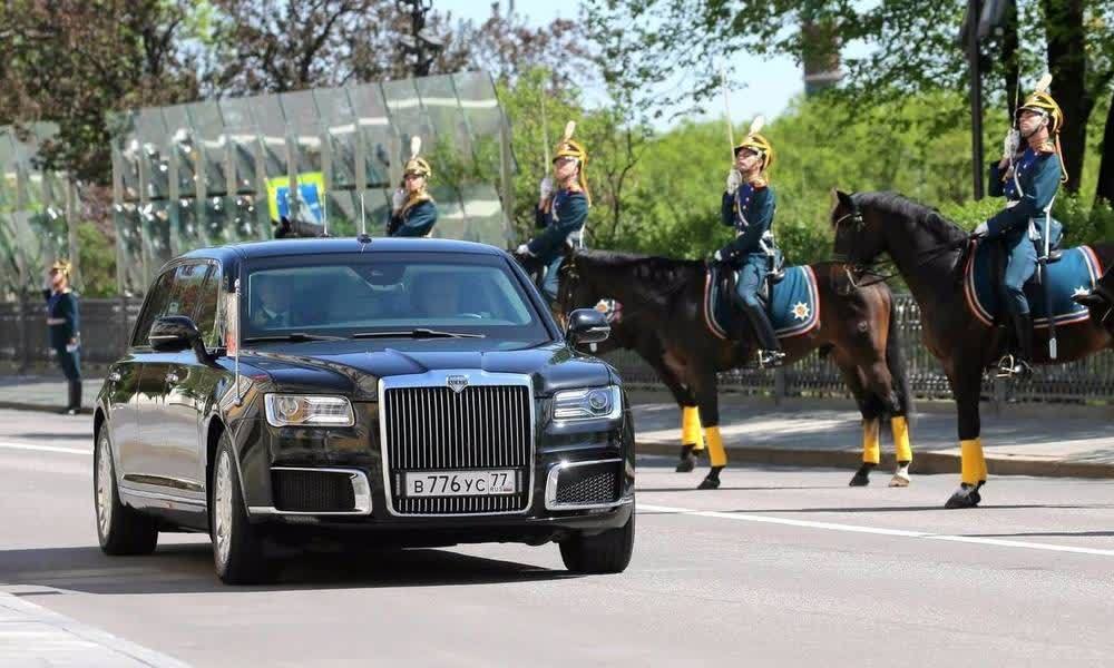 俄罗斯终于自信了一次,总统座驾炒掉奔驰换上本土劳斯莱斯