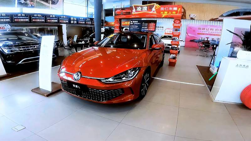 2022款大众凌渡L静态体验,15万级无框车门溜背轿跑,红色太帅了