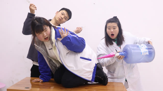 医生自制超大针管给病人打针,没想却被病人臭屁熏跑,人才