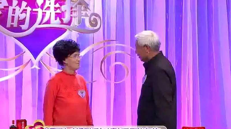 相亲男嘉宾和女嘉宾模拟情景剧,场面很尴尬,主持人也挽救不了