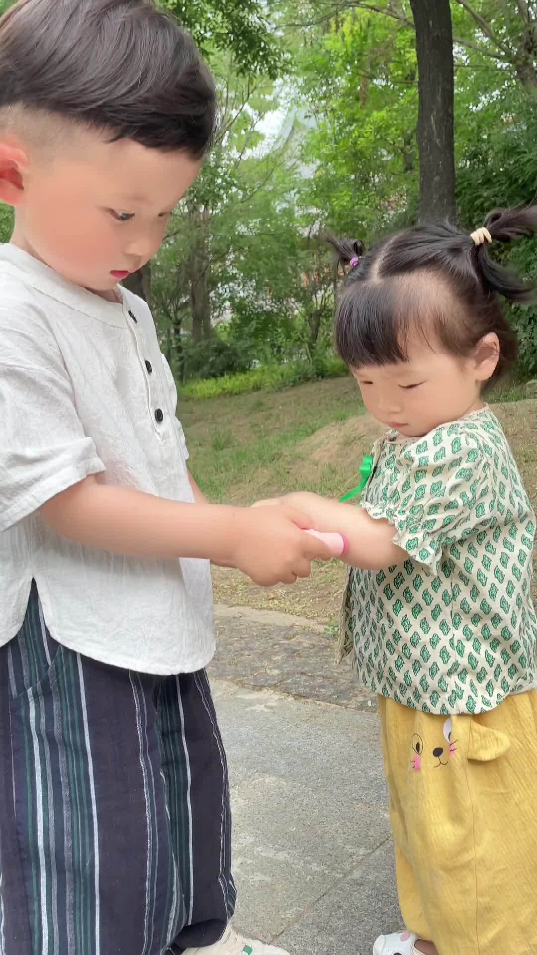 蚊子越来越多,每次妹妹被叮咬后,哥哥都会帮妹妹涂上舒缓膏,涂上就不...