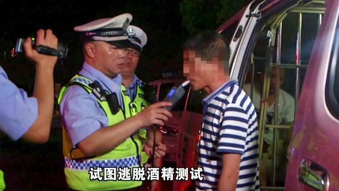 酒驾司机为逃避处罚,将交警拉到一边企图用钱私了,交警这样说