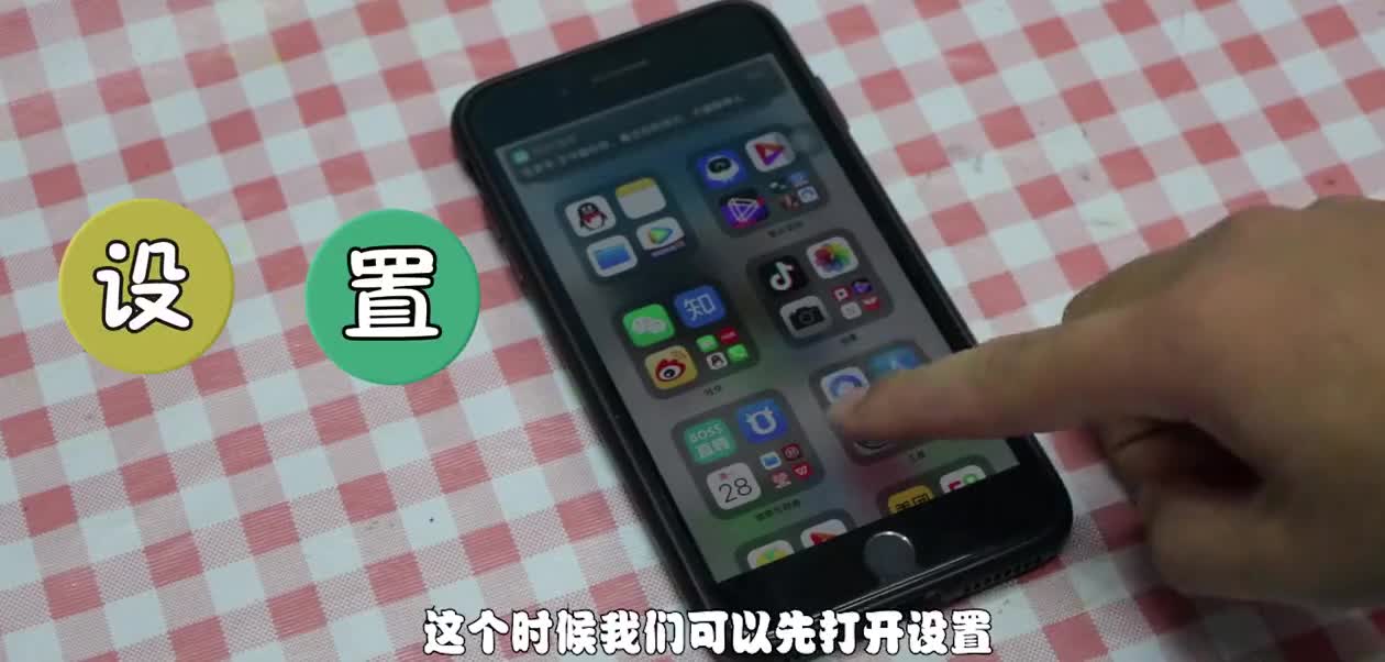 才发现,手机竟然隐藏放大镜,连按3下就出来,想看哪里一目了然