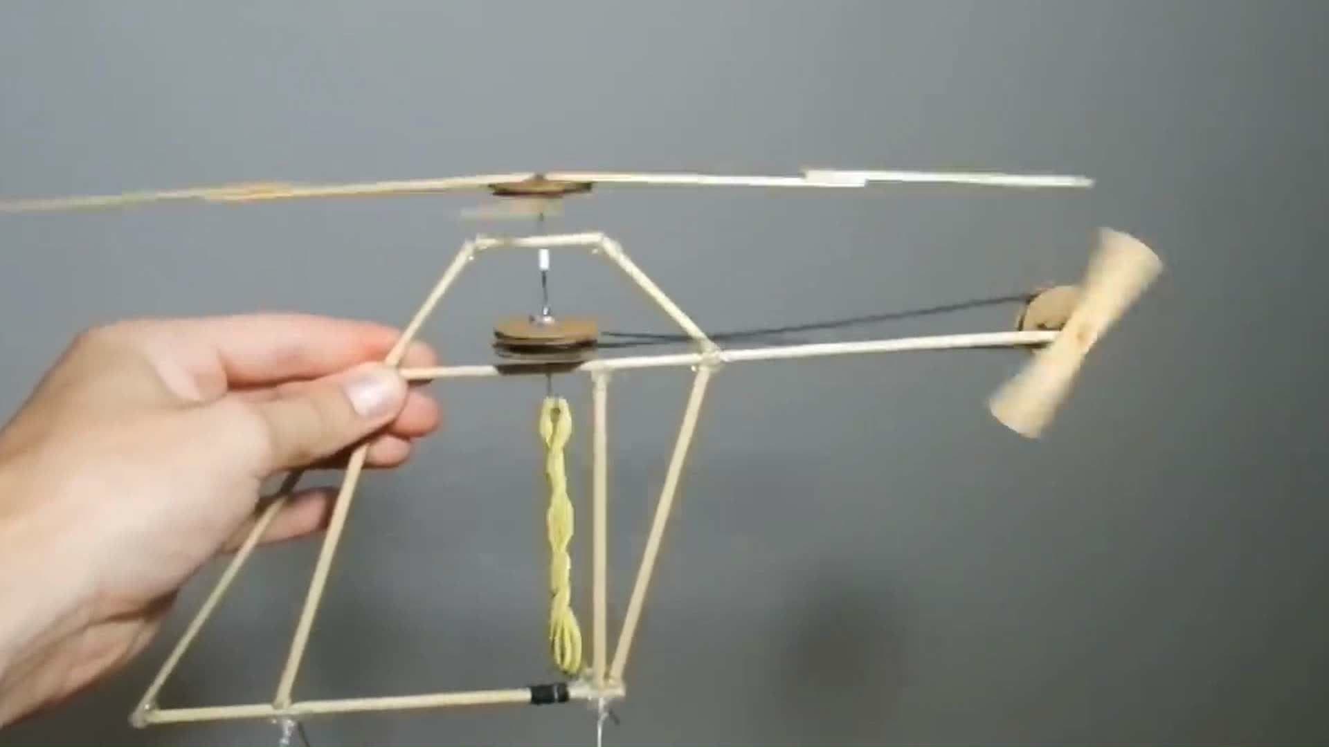 几根细木棍加上一根橡皮筋就能做成一架小飞机