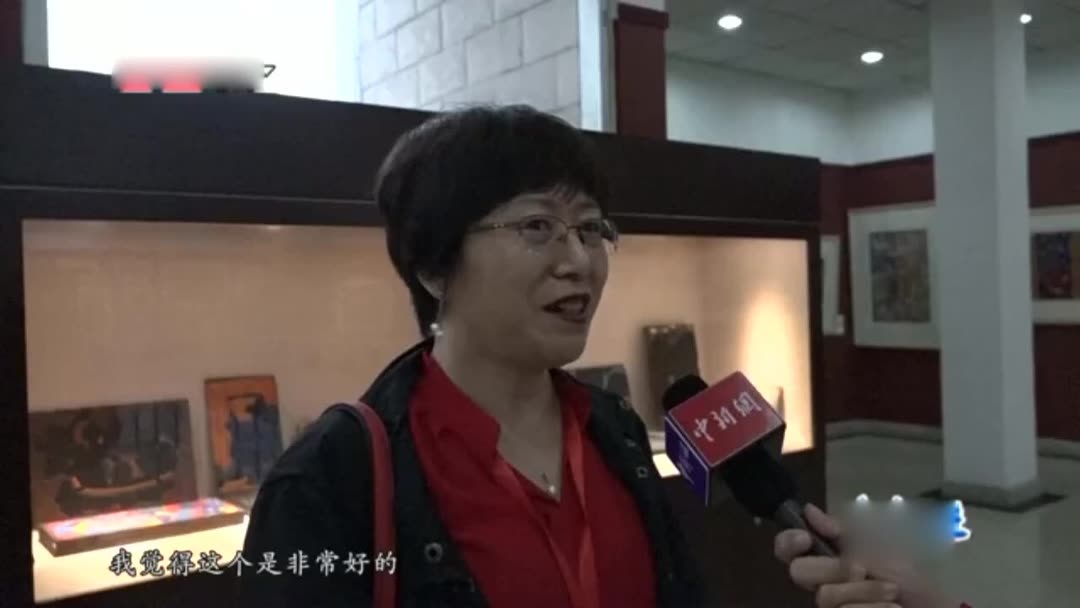 华媒高层访中国农民版画之乡 亲身体验版画制作过程