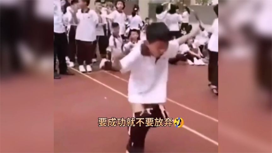 盘点搞笑视频:某校学生为什么会为了,学校的运动会,这么拼呢?