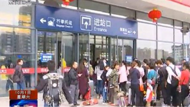 安庆火车站再现春运场景 排队进站旅客排到了站外广场