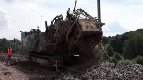 道路施工混凝土铺设工程,还是头一次见到这么多机械设备