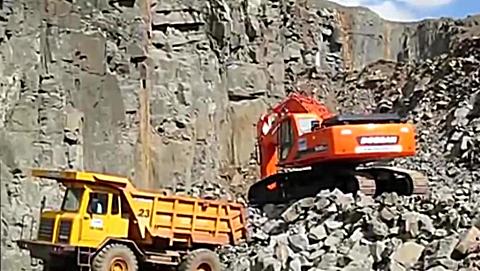 工作中的巨型机械: 自卸车、矿用卡车、挖掘机, 小松、利勃海尔、...