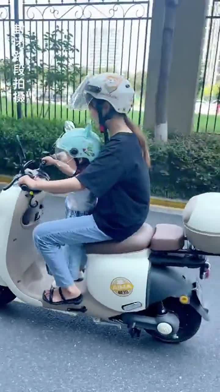 开学了,骑电动车带孩子上下学,一定要给孩子戴好头盔,安全骑行92
