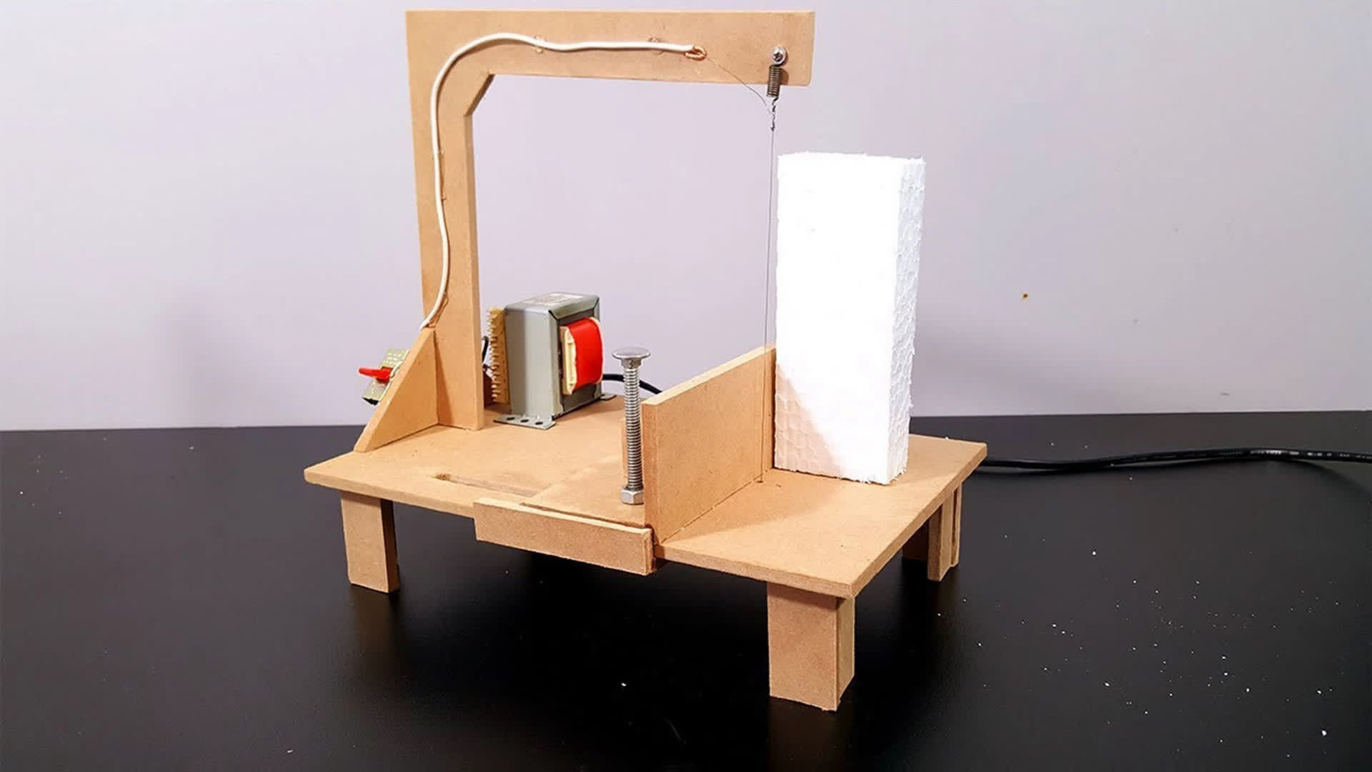 米趣实验室:小伙子用木板制作泡沫电子切割器,看着还挺实用的!