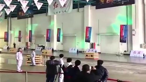 红旗H7正面碰撞大卡车,真厉害