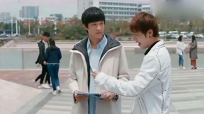 小伙在路边发宣传单,没想遇到有人过来挖苦自己