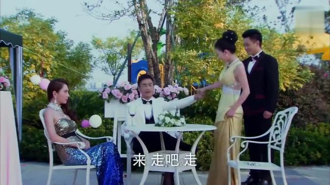 三对情侣跳舞,没想到出现了意外,孕妇肚子疼!