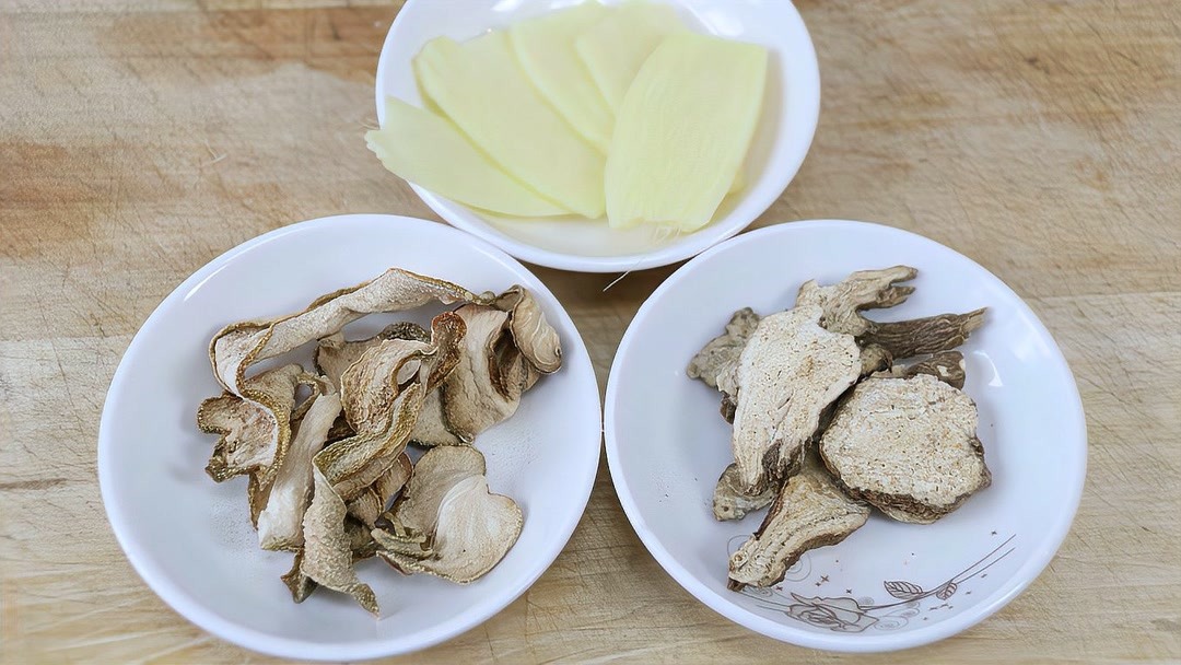 健脾养胃、消除腹胀,3味中药煮水晚上泡脚,脾胃越来越健康