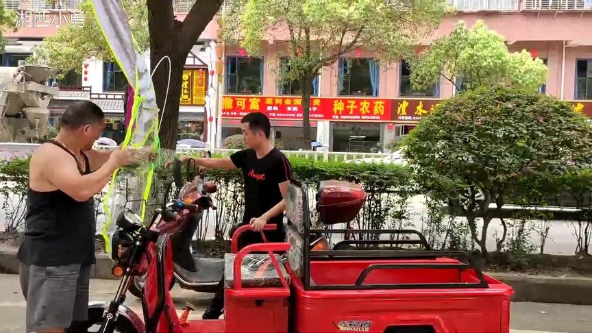 残疾小伙回县城,花2800买辆电动三轮车,以后可以考虑做小生意了