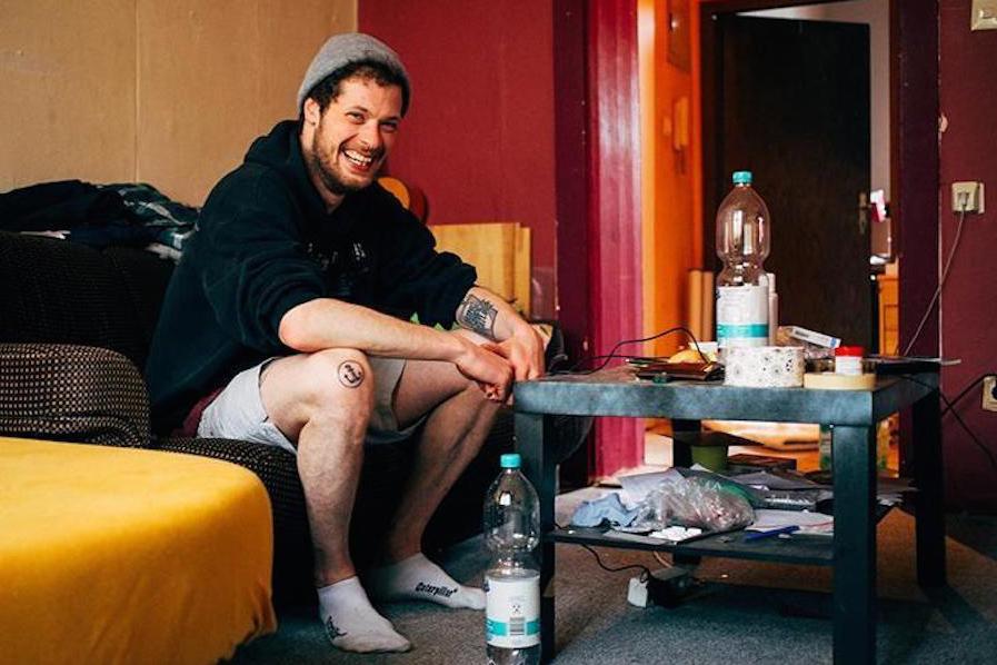 如何用 do with 向单身狗委婉表达:是时候找个TA了