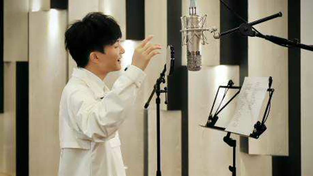 周深、李克勤的《突如其来的爱情》羡煞英国人。他们这样评论