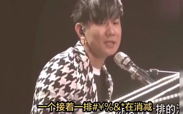 外国两男子厕所打架,撞开隔间后,坐马桶的男子捂脸超尴尬!