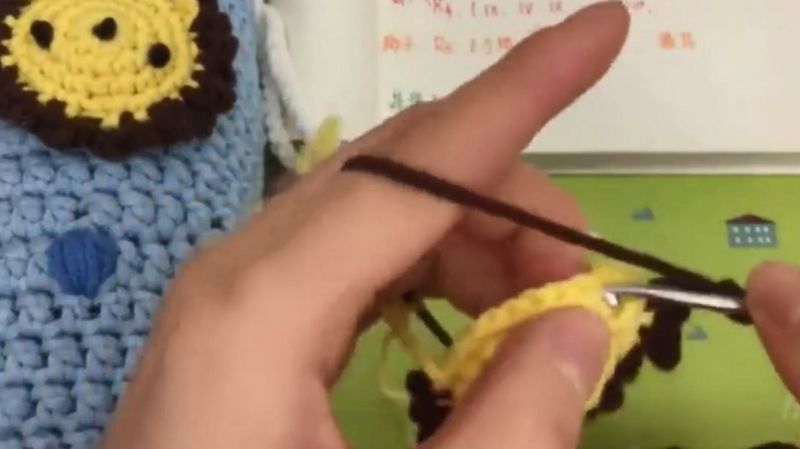 钩针编织卡通杯套第六集:新手都能学会的教程,给孩子编织一个吧