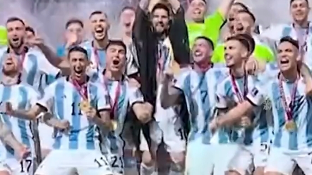 卡塔尔世界杯梅西举起奖杯