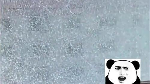 家里窗帘改造,结果工人一钻下去玻璃秒变磨砂玻璃,网友:这一下窗帘都...