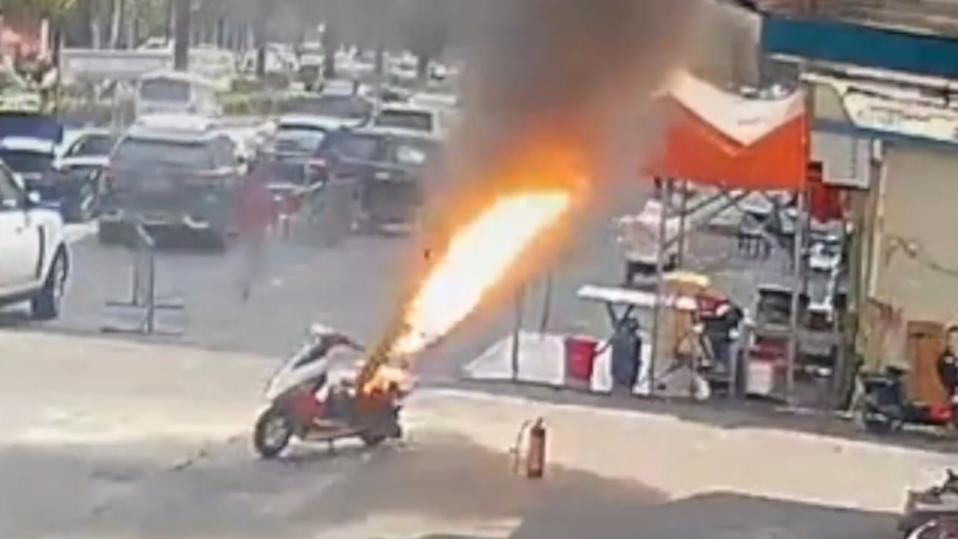 广东一电动车自燃秒变“喷火龙”,监控记录下起火过程
