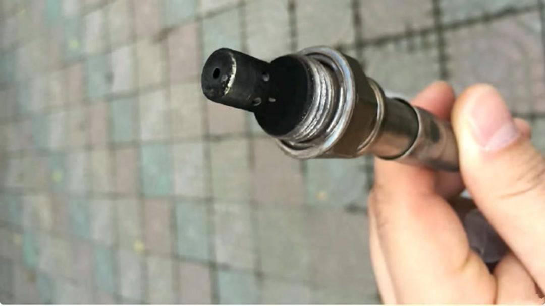 氧传感器报警怎么办?汽修厂屡屡更换没有用,只要动手清洗它就行