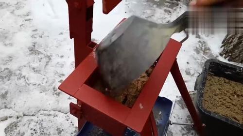 民间自制的木炭机,把木屑压成块状,用来烧制木炭