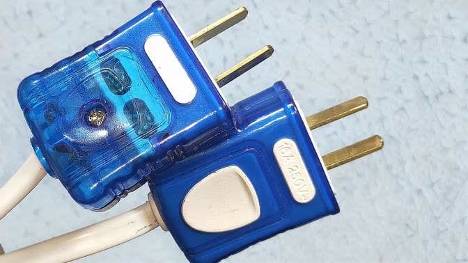 2个插头接插排,很多人自作聪明这样用插排,老电工都不敢这样用