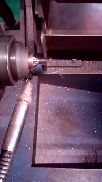 高速旋转缩口机!冰箱干燥过滤器壳生产过程。