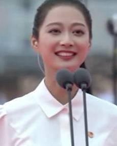 【领诵员冯琳为酝酿情感曾去参观红船】7月1日,庆祝#中国共产党成立...