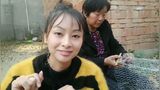 村里的老太太织渔网,大妹子跟着学,看着容易织着难,你们见过这种织法吗