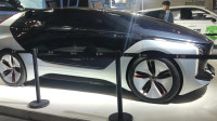 年轻小伙第一次来车展订车,什么都不懂,容易被销售员套路?