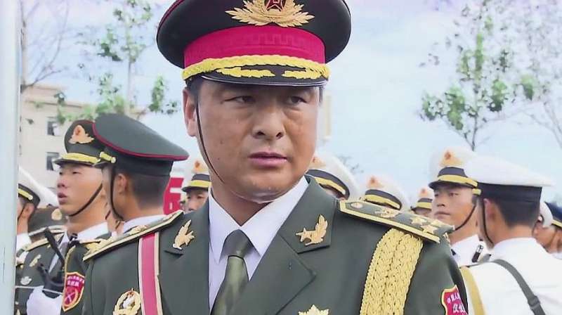 三军仪仗队旗手太不容易!为了效果好,举比军旗重五倍的钢管训练