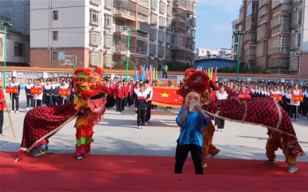 校园会开幕式,这个班大舞狮子进场,成绩又好又有创意,羡煞旁人