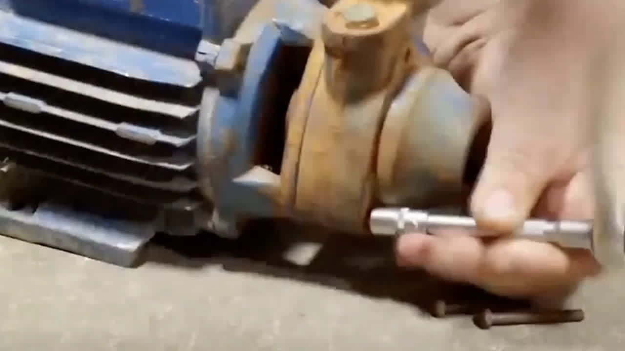 用手磨机改造水泵,老外果然与众不同,我们看看就好千万别学