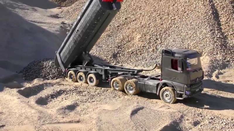 RC大卡车模型,拉这么多的石头竟还能升起车斗,真是厉害