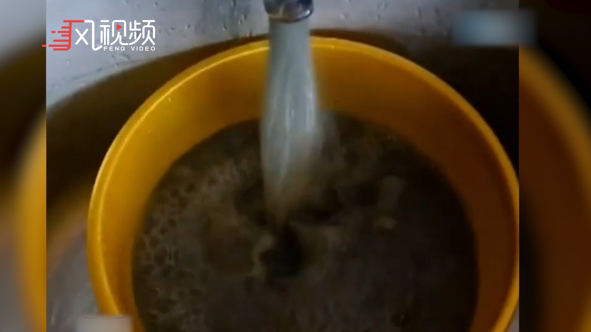 水龙头流出泥水,住户自嘲日月潭挖到了“石油”