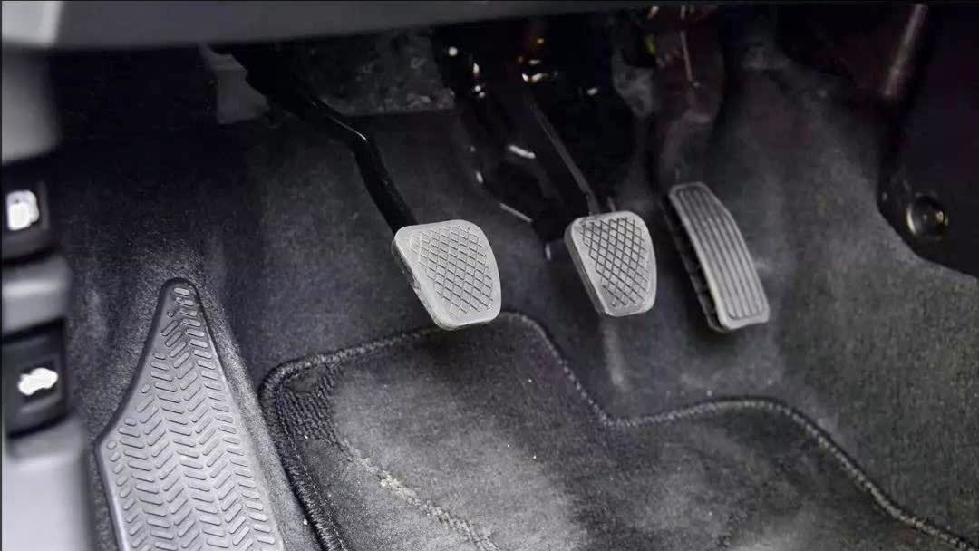 刹车时离合也要一起踩?老司机不说,新手永远不知道!