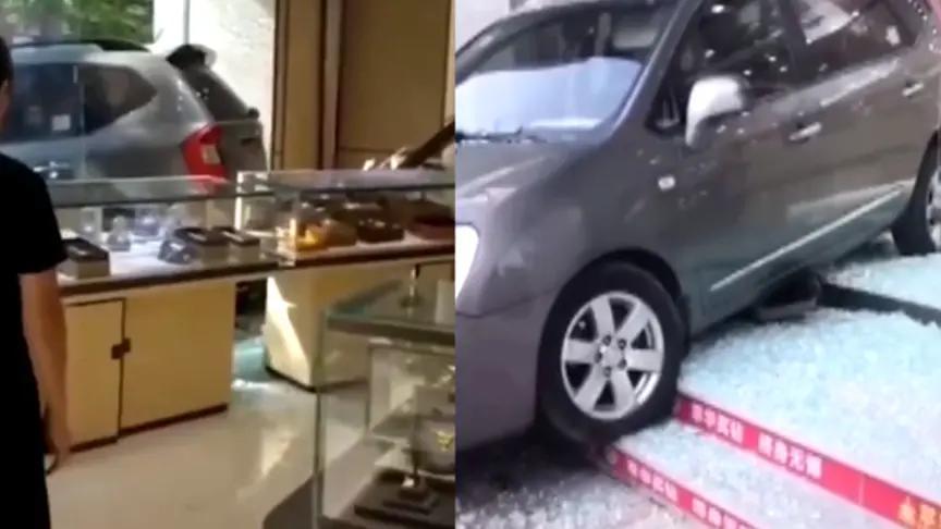 辽宁一女司机倒车冲进金店,玻璃破碎柜台移位