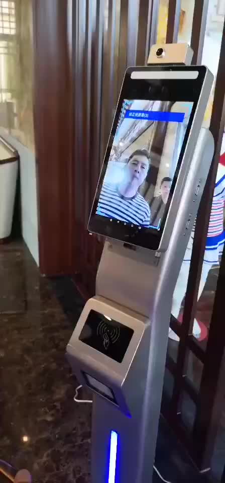 人脸测温门禁一体机可扫描国家平台健康码,了解过去14天行程轨迹...