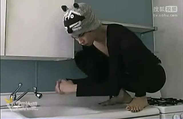 女子搞怪模仿动物,宅男你来.