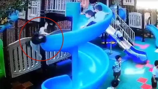 小女孩幼儿园玩滑梯失足 向后翻转2圈面部朝下摔落在地