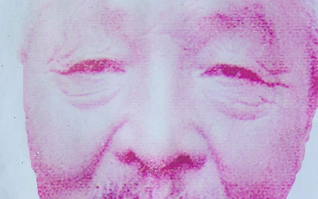 网友爷爷老照片修复翻新,模糊的照片已看不清当时的模样,修复后是否...