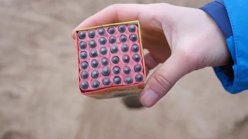 鞭炮实验!在沙地上挖个洞丢入烟花鞭炮,会有什么情况发生?