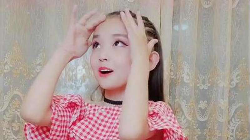 小妹妹的一段简单《答案》手势舞,超可爱,最后一个动作意想不到