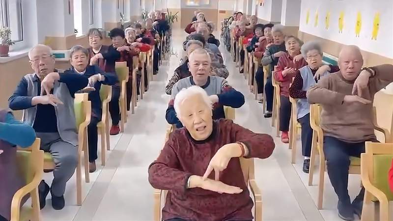 八旬老人齐做《北京欢迎你》手势舞:14年后的北京依然欢迎你